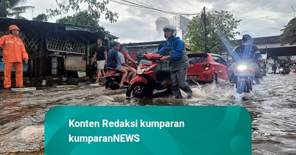 Foto: Hujan Lebat Sebabkan Banjir hingga Longsor di Bintaro | kumparan.com